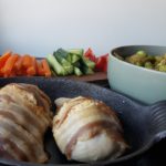 Pikant fyldt kylling med bacon og en fantastisk kold kartoffelsalat med pesto.