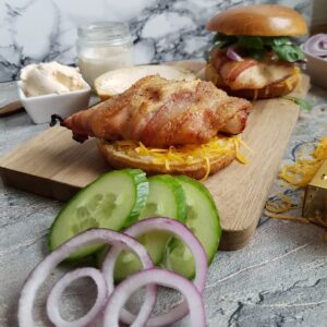 Pikant kylling burgers med bacon. Opskrift på en burger med et twist.