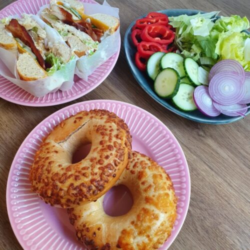 Chili cheddar bagels med kylling og bacon – #Hashtagmor